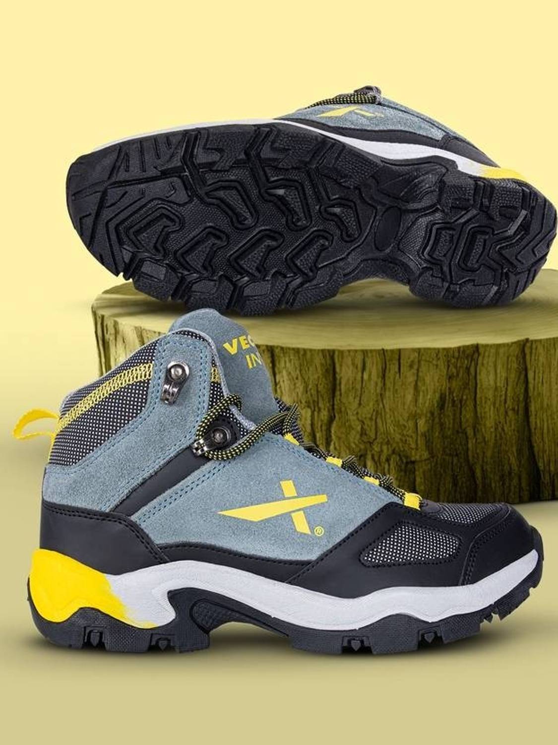 vector trekking shoes