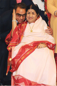 Lata Mangeshkar and Dharmendra during the "Salaam Maharashtra" Award 12 ...