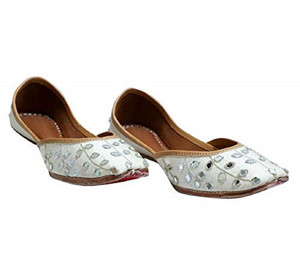 RSK ETHNIC WEAR White Embroidered Handmade Jutti for Women with Double ...