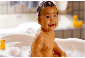 Baby Taking Bath Wall Poster|Decorative Wall |Poster For Pregnant Lady ...