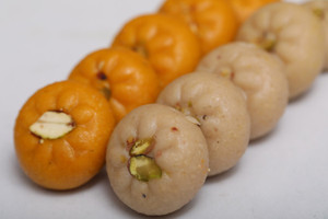 Kiasa Assorted Kaju Peda 1 kg, Indian Sweets Mithai Box Price in India ...