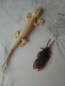 taramagicStore Fake Realistic Rubber Lizard and Cockroach Novelty Prank ...