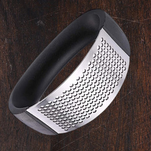 MAAKI KITCHEN APPLIANCES Garlic Press | Easy Grip Arc Garlic Press ...