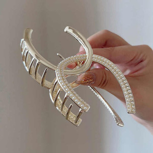 singh pretty Golden Metal hair Clip Hair Claw Clip Chanel logo hair ...