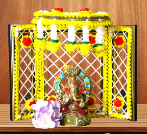 RADHEY Lord Krishna Wooden Phool Bangla Vrindavan Style Jhula Solid ...