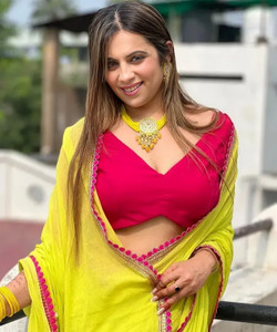 Buy sareya veela Solid/Plain, Embroidered Maheshwari Georgette Green ...