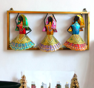 MAHIARTNCRAFT 3 Dancing Dolls In Vertical Metal Frame Exclusive Wall ...